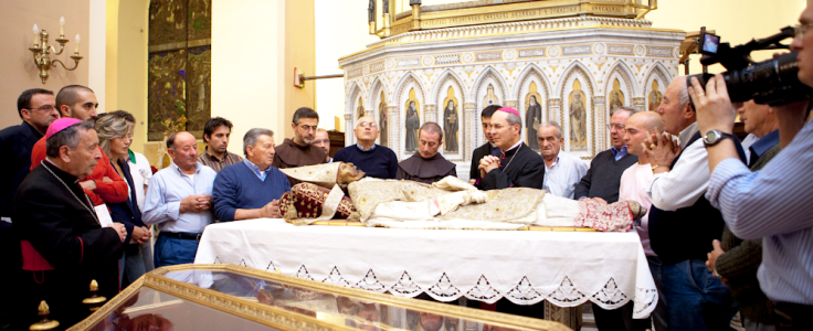 Catholic priests worship corpse of Saint Ubaldo
