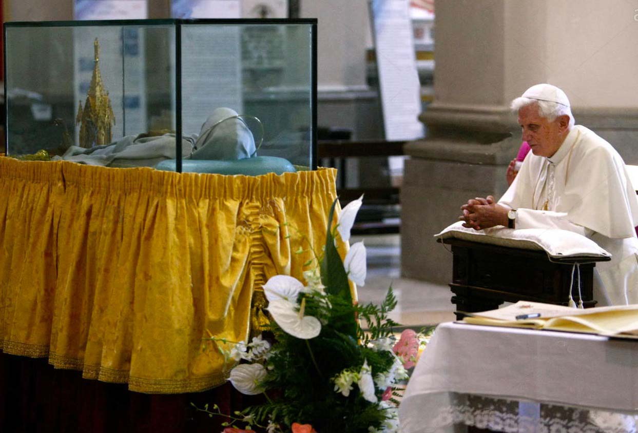 Pope pray to 800 year old italian corpse