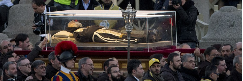 Pope pray to corpse of Padre Pio